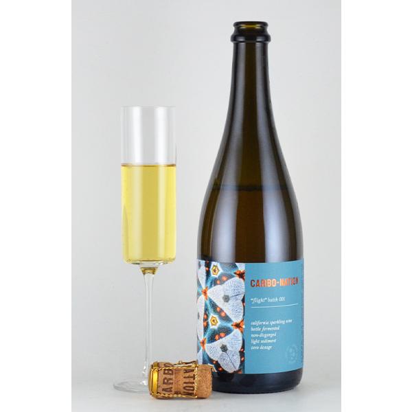 爽やかな酸味と柑橘系果実のアロマ、洋ナシのコンポートのような深みのあるフレーバー。滑らかな口当たりとほのかな香ばしい樽香が味わいに奥行きと充足感を与えています。ワイン名：カーボニスト ”カーボネーション” スパークリングワイン カリフォルニ...