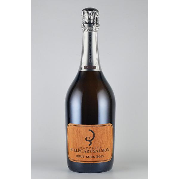 【魅惑的で独創的】輝きのあるゴールド。それを彩るきらめく繊細な泡立ち。とても明るく輝く印象を長く続く気泡の連なりが引き立てます。ドライフルーツや新鮮な果物、白い果実の調和の取れたリッチな香りが繊細なバターの香りとともに感じられます。オーク樽...