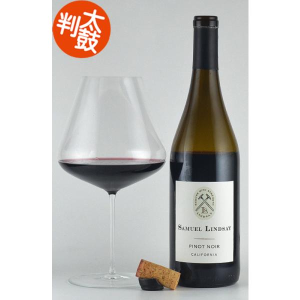 しっかりとしたボディ、熟したチェリーとアーシーなフレーバーが明るい酸味と融合し、シルキーなタンニンを引き立てています。余韻に感じる微かなバニラや焼き菓子のスパイスが印象的です。ワイン名：サミュエル・リンゼイ ピノノワール カリフォルニア原語...