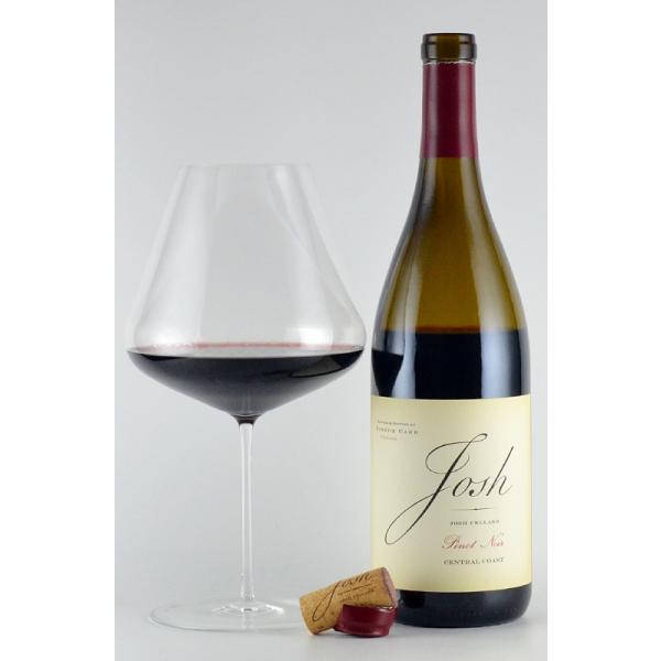 【魅惑的なアロマ】鮮やかなチェリー、ラズベリー、樽由来のトースト香などの魅惑的なアロマ。ダークチェリー、バニラビーンズのフレーヴァーから、湿った土や温かみのあるスパイスのニュアンスへ導かれます。芳醇な味わいにタンニンが溶け込んでおり、心地よ...