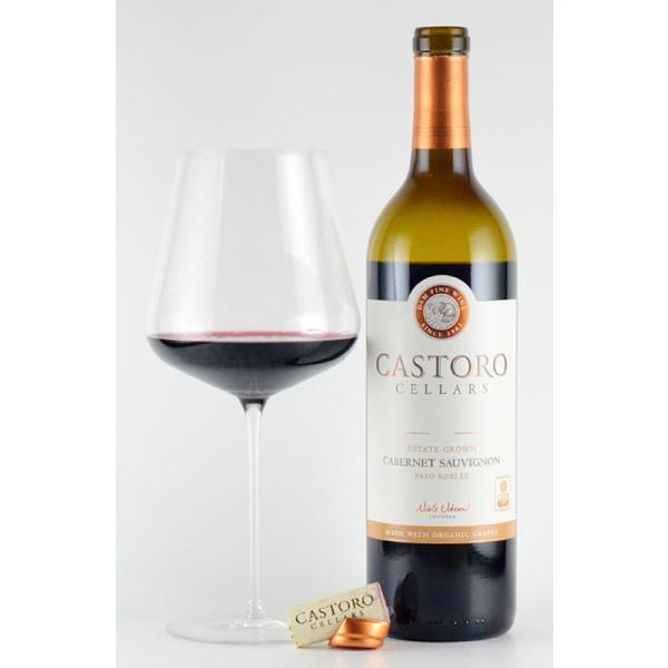 【おおらかなカベルネソーヴィニヨン】ブラックチェリーやカシス、プラムといった黒系果実の濃厚なアロマに、杉やタバコ、ダークチョコレート、バニラのような樽由来のスパイス香が溶け込みます。口当たりはしっかりとした骨格と熟したタンニンが感じられ、果...