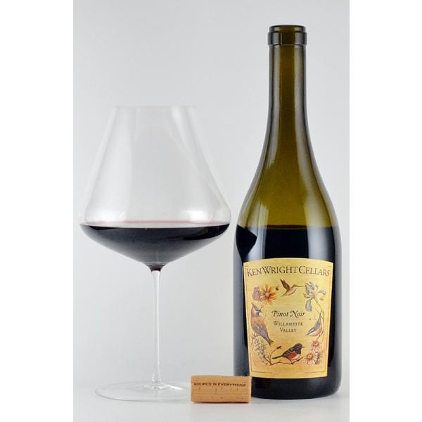 【エネルギッシュな質感】フレッシュな赤と青の果実味が溢れ、革、コーラ、ほのかなクローヴの滋味深い香りに包まれています。味わいは極めてバランスが良く、エネルギッシュな質感とフィニッシュに続きます。ワイン名： ケン・ライト・セラーズ ピノノワー...