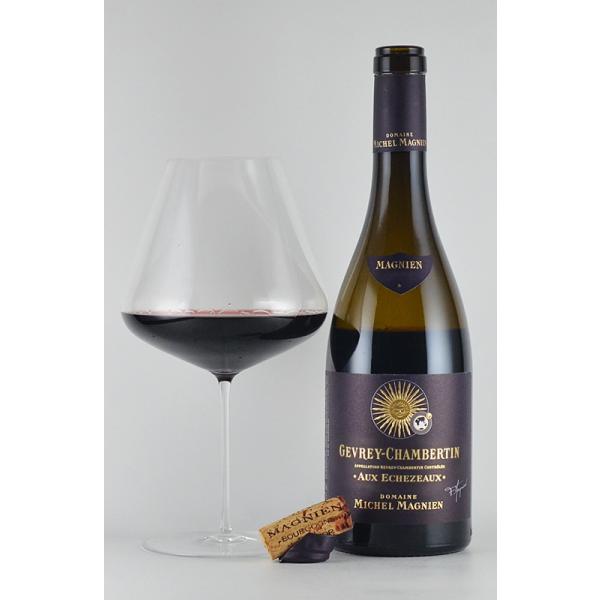 【芯の強さと洗練さ】ブラックチェリーやカシスの果実味に、スパイスや土のニュアンスが重なり、グラスから立ち上がる香りからは奥行きが感じられます。口に含むと、骨格はしっかりしながらもタンニンはきめ細かく、重たさを感じさせません。オー・エシェゾー...