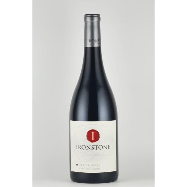 濃厚な概観を持つこちのワインはスパイスやフローラルの香り、青みのあるハーブのニュアンスも。しっかりとした骨格のあるボディがあり、力強いタンニンはさらりと口中をとおり、ベリーの果実のフレーバーとバニラのアクセントが口の中に広がります！余韻には...