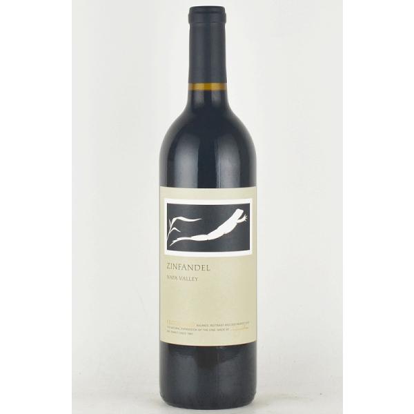 シナモンやクローブなどの魅惑的アロマが、ブラック・ベリー、ラズベリーやドライ・クランベリーのレイヤーを強調しているように感じます。チェリー、ボイゼンベリーなどの甘美なフレーバーが土っぽさやスパイスに縁どられ、お食事を楽しませてくれます。しっ...