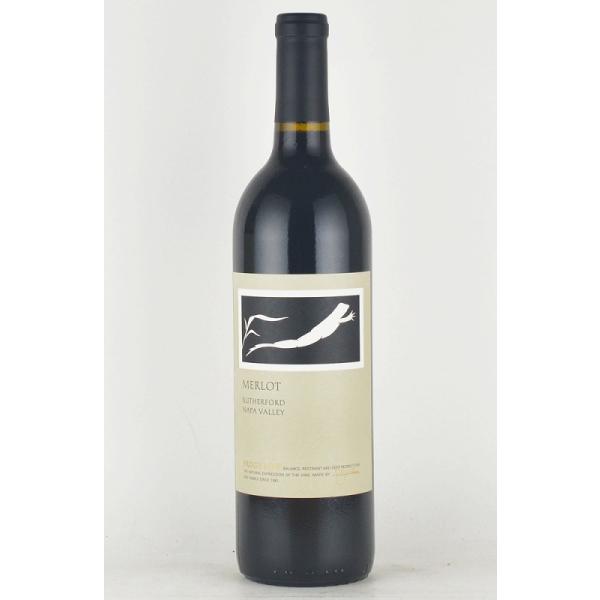 魅力的なハーブや茶葉、オリーブにプラムやダークチェリーの香りが広がります。しなやかな味わいはブルーベリーにチョコレートのアクセント、バランスの良い酸味に、味わいを支えるタンニンが全体を丸い構造へ仕立てています。食事と合わせる事によりさらにお...