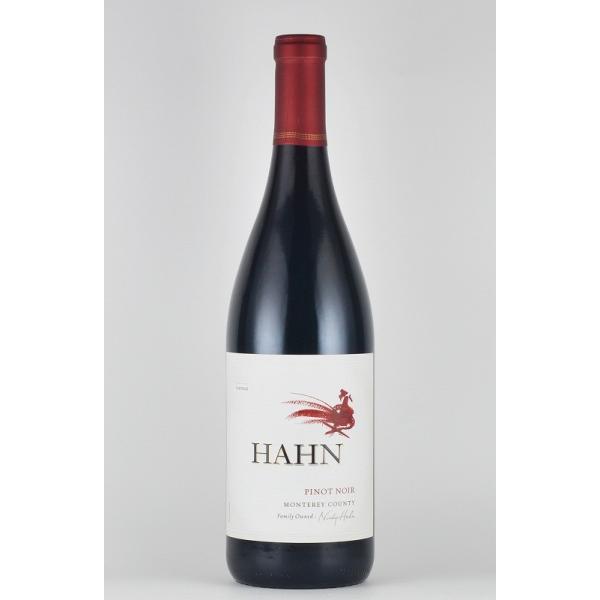 赤や黒の様々なベリーとアメリカンチェリーのフレッシュなアロマが感じられ、そのあとラベンダーやスミレ、かすかなカシスの香りが感じられます。凝縮した果実のフレーバーを焦がしたオークがしっかりしたものにし、程よい酸味とのバランスがとても良いワイン...