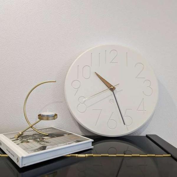ポリレジンとウッドの調和。サラリとした質感が心地よい時計ポリレジンのサラリとした質感の文字盤にウッドの針を合わせたあたたかみのあるウォールクロック。 細いラインで数字を彫り込んだ立体感のある文字盤にゴールドの秒針が映える上品なデザインです。...