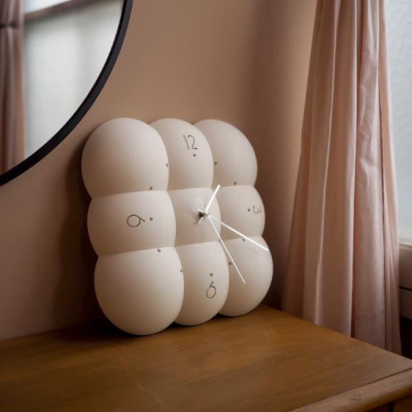 ポストモダンな膨らみ。シルバーの針が視線を奪うアートな一品ボリュームのある膨らみに光沢のあるシルバーの針がポストモダンを連想させるデザイン。 つい目が留まる、もこもこと膨らむ視覚的なユニークさ。 さりげなく彫られた数字や特徴的なフォルムがや...