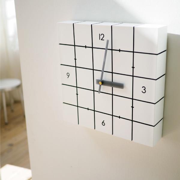 方眼紙に円を描く。実験的デザインが知的好奇心を刺激する規則正しく並んだ直線が縦と横に走る方眼紙と、針の軌道が円形になるアナログ時計を掛け合わせた実験的なデザイン。 表現したかったのは、ふと図形に見えたり、その輪郭だけ切り取られて見えたり、2...