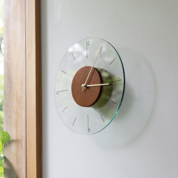 壁に落ちる影まで計算され、凛とした存在感を放ちます。ガラスの透明感を引き出し、空間にそっと溶け込むように設計されたウォールクロック。 木のぬくもり、少し碧がかったガラス、そして壁に落ちる影にいたるまで、美しい調和を図っています。 ゴールドの...