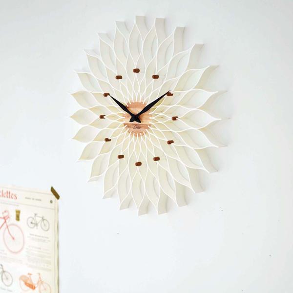 満開のダリアの輝き。流線美に目を奪われる圧倒的な存在感満開のダリアのような流線が美しいウォールクロック。 思わず目を奪われる大きくて存在感のあるサイズも魅力です。 サイズ：W50×H50×D5cm 重量 0.7kg素材：プラスチックムーブメ...