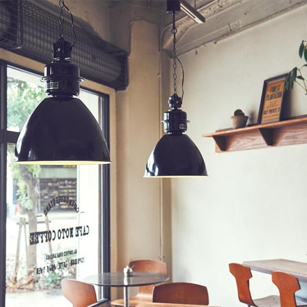 インダストリアルなディテールの存在感抜群のペンダントダイナミックなサイズ感やソケットカバーのプレートなど、インダストリアルなディテールにとことんこだわった存在感抜群のペンダントライトです。電球付きを選択した場合(白熱球)  E26/100W...