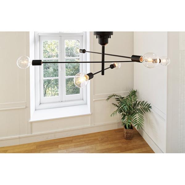 長さの異なる3本のアームを可動させて、自由なスタイリングをマットブラックのアームとソケットと電球のみで構成されたミニマルデザインのシーリングライト。 長さの異なる3本のアームを可動させて、自由なスタイリングをお楽しみいただけます。電球付きを...