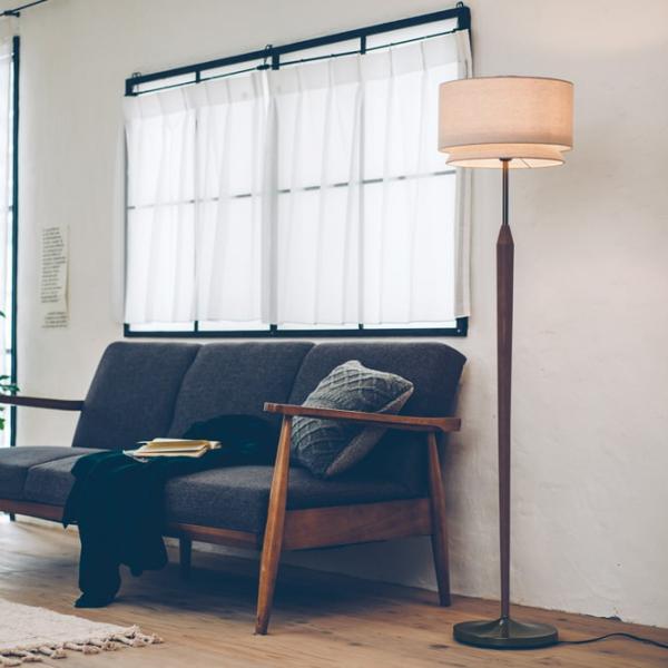 シックな2段構え。ミッドセンチュリーを彷彿させる重厚な光ミッドセンチュリーを彷彿とさせるシックなフロアライト。 緩やかに厚みを変える支柱と2枚の重なるファブリックセードが、シンプルでありながら存在感のあるシルエットを作ります。電球付きを選択...