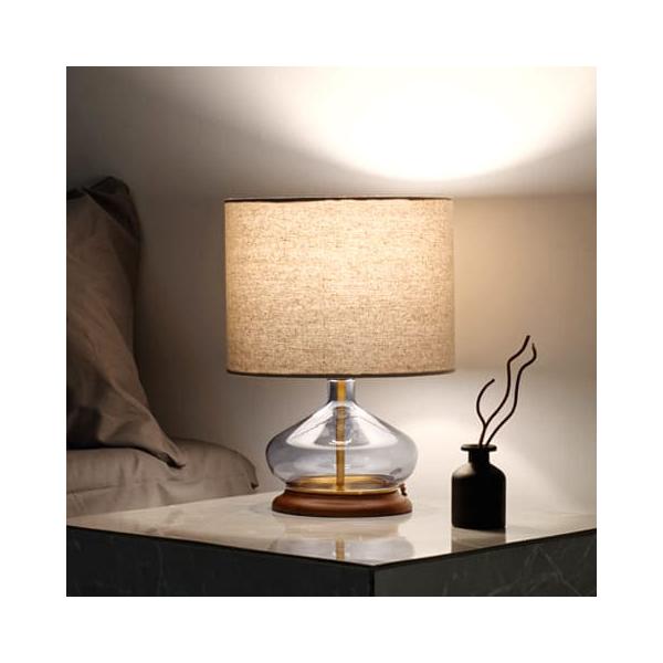 ファブリックとガラスが作る穏やかな時間異なる素材をバランスよくまとめたクラシカルなテーブルライト。ファブリックセードを通して広がるあたたかな光が、穏やかな時間を演出します。電球付きを選択した場合(白熱球): E26/60W ホワイトハウス球...