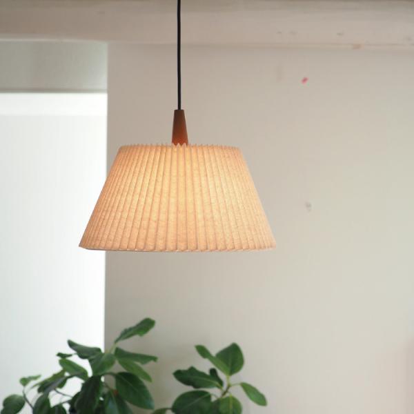 プリーツ布の優雅さ。ウッドが添えるナチュラルな個性プリーツ状のファブリックセードが柔らかな明かりを灯す、ナチュラルな印象のペンダントライト。 セードの上部にあしらわれたウッドパーツがシンプルなシルエットに個性を添えています。電球付きを選択し...