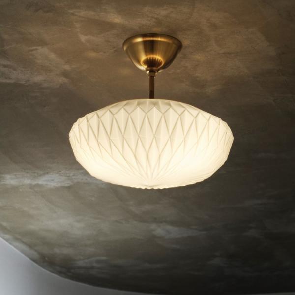 幾何学ガラスの温もり。折り紙のような繊細な光が部屋を包む折り紙のような幾何学模様のホワイトガラスが柔らかで繊細な光を放つシーリングライト。 艶のあるガラスセードから広がる光がお部屋を暖かく照らし、落ち着いた空間を演出します。電球付きを選択し...