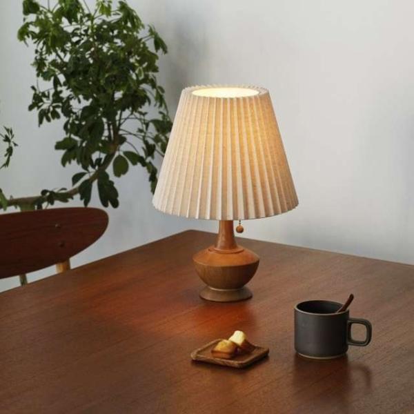 プリーツの繊細な影。素材の重なりが心地よいナチュラルな灯りプリーツ状のセードが心地よい明かりを灯すナチュラルなテーブルライト。 ファブリックセードが生み出す陰影が、ベッドサイドやテーブル上をやさしく包み込みます。電球付きを選択した場合(白熱...