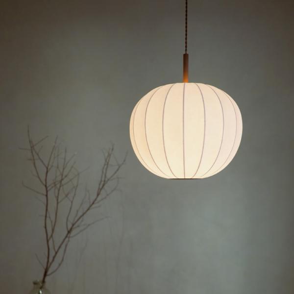 シルクのような光沢。しなやかな曲線が懐かしさを運ぶ灯りシルクのようにしなやかな素材を用いた、素朴で柔らかな光を灯すペンダントライト。 心地よいカーブを描きながら膨らむフォルムは懐かしさも感じさせます。電球付きを選択した場合(白熱球)  E2...