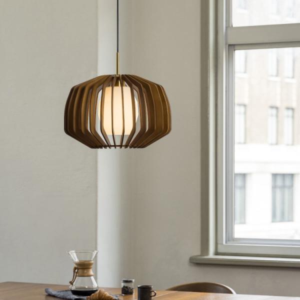 30枚の木が織りなす陰影。北欧と和が調和する光ラテン語で「玉ねぎ」という意味の名を持つ、合計30枚ものプライウッドが連なるペンダントライト。 ミルクガラス越しのやさしい光が広がると同時に、下方向にはダイレクトに光が届くようデザインされていま...