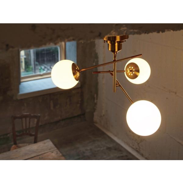 海外インテリアの憧れ。ゴールドとガラスが魅せる非日常の贅沢３本の細いアームに合わせた大ぶりなガラスセードが作りだすダイナミックなシルエットは存在感満点。 ランダムに見える角度も、心地よいバランス感が計算されています。 華やかなゴールドのカラ...