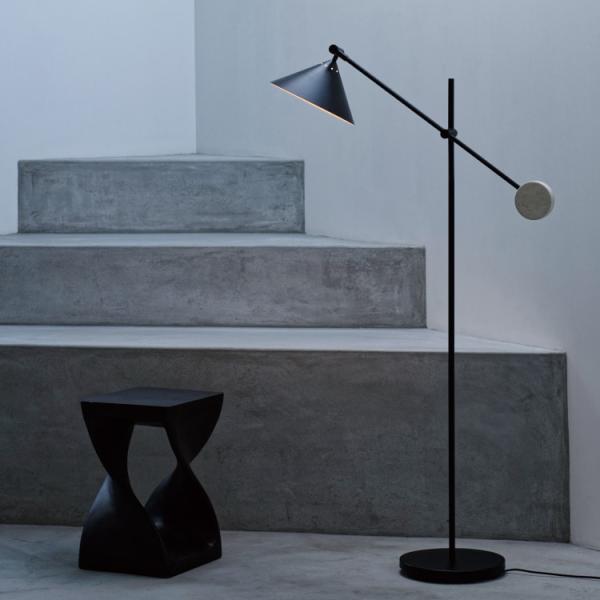 アームとセードの角度は無段階で調節が可能。アッパーライトにもミニマリズムを意識しながらも、◯や△の形状を取り入れたバランス感覚に優れたフロアライト。 艶のないブラックカラーに添えた大理石が、自然素材ならではの温度感をプラスしています。 直立...