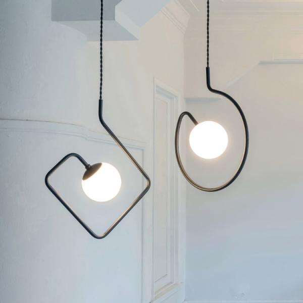 インパクトがありながら浮遊感のあるユニークな照明中央の光源をぐるりと囲う迷路のようなデザインは、2次元的な要素とユニークな奥行きを見せてくれます。 浮遊感のある絶妙なバランスが特徴的でインパクトは抜群。 見る角度によって球体ガラスとブラック...