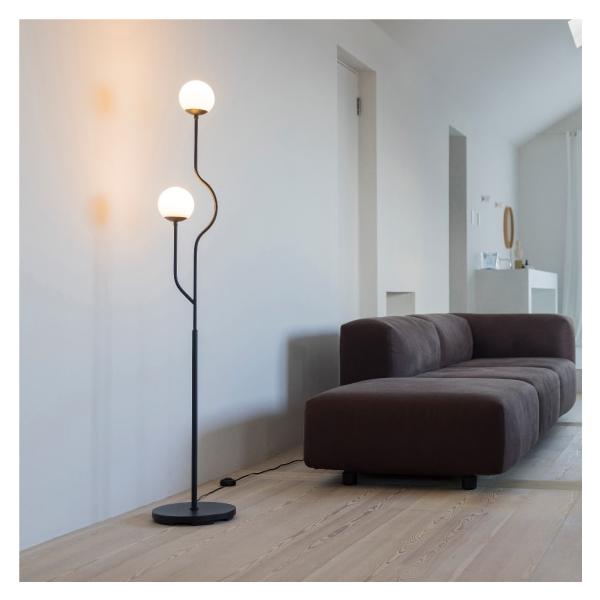 空間を流れるライン。2灯の光が描くダイナミックなフロア灯インターフォルムでは珍しい2灯タイプのフロアライト。 枝分かれした形状と、光源を迂回させるラインデザインが特徴です。 マットブラックで仕上げたカラーがシャープでモダンな印象を与えつつも...