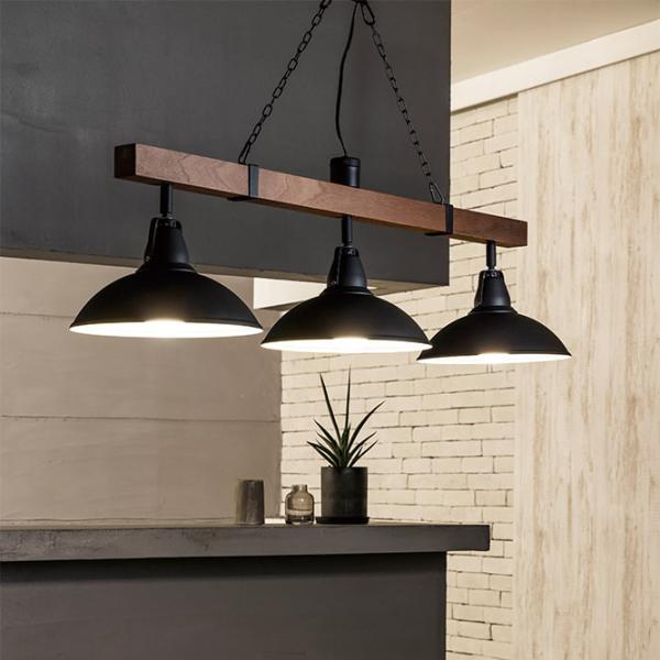 シックなカラーリングでまとめたメンズライクなデザインウォールナットのアームにハットのようなスチールセードを3つ並べたレトロなペンダントライト。 異なる素材を組み合わせながらシックなカラーリングでまとめたメンズライクなデザインです。電球付きを...