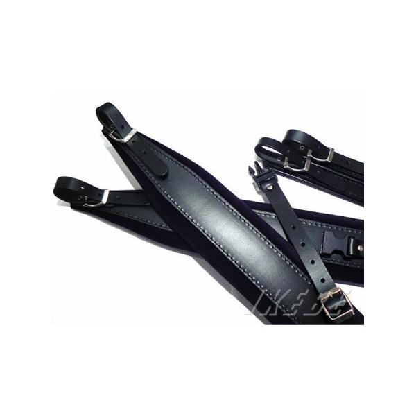 高品質なイタリア製ショルダーストラップ ブガリ社の高級アコーディオンに付属するショルダーストラップです。イタリアらしい上質な本革とベロア地の肉厚なパッドを使用した、使い込む程によく馴染む重厚な仕様。演奏中のストラップのずり落ちを防止する、バ...