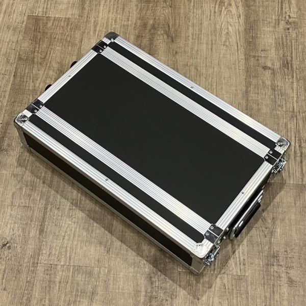ケースメーカー「PLUSE」で製造を行っているEXCELブランドのレザー製ラックケース。板材はFRP材に比べ剛性は落ちますが軽量さがポイントで、金具類はPLUSE社で用意された丈夫な部品を使用し組み上げられています。※ラックビス４本付属2U...