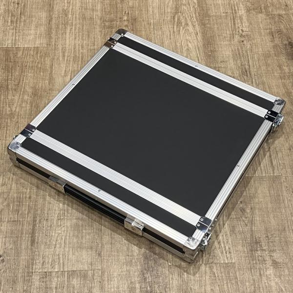 ケースメーカー「PLUSE」で製造を行っているEXCELブランドのレザー製ラックケース。板材はFRP材に比べ剛性は落ちますが軽量さがポイントで、金具類はPLUSE社で用意された丈夫な部品を使用し組み上げられています。※1Uにラックビスは含ま...