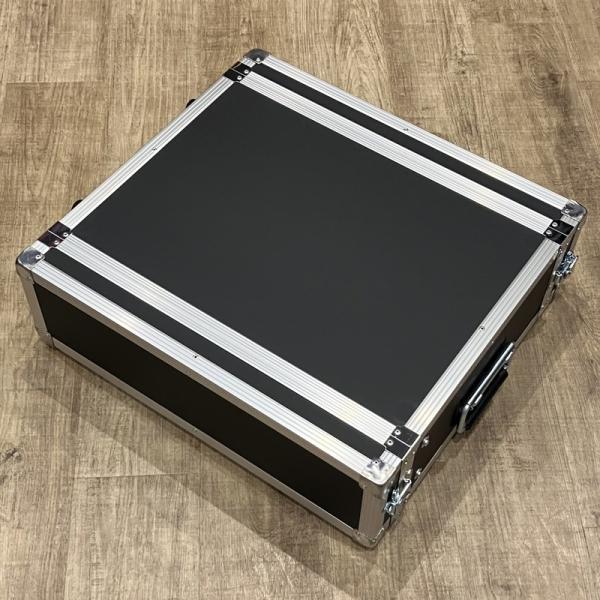 ケースメーカー「PLUSE」で製造を行っているEXCELブランドのレザー製ラックケース。板材はFRP材に比べ剛性は落ちますが軽量さがポイントで、金具類はPLUSE社で用意された丈夫な部品を使用し組み上げられています。※ラックビス４本付属3U...