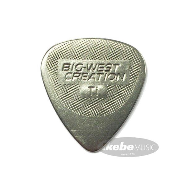 BWC (Big-West Creation) PICKS SOLID TYPEピックは打楽器という考えによって製作されたBWCの良質なメタルピックです。丁寧な研磨作業により断面は丸みを帯び、従来の金属ピックにありがちなノコギリのようなノイ...
