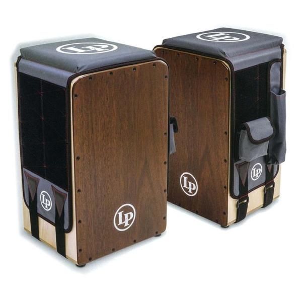 [Cajon Saddle/カホンサドル]カホンの上に敷けるシートで長いプレーに最適。ベルクロで巻く長さが調節でき、サイドにアクセサリとブラシをセットできます。※画像のカホンは付属致しません。イケベカテゴリ_パーカッション_カホン_LP_新...