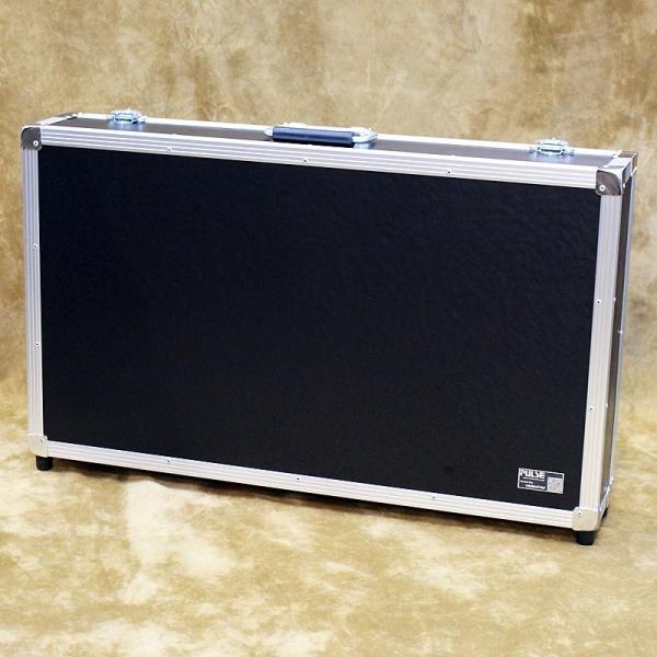 奥行きを持たせたパルス製の頑丈なエフェクトボード。ループスイッチャーを使用される方や、2列でエフェクターを使用されたい方に最適。底板はフラットに置けます（※サブ画像参照）内寸：695W×395D×100D/mm※蓋裏などの機能に関係の無い細...