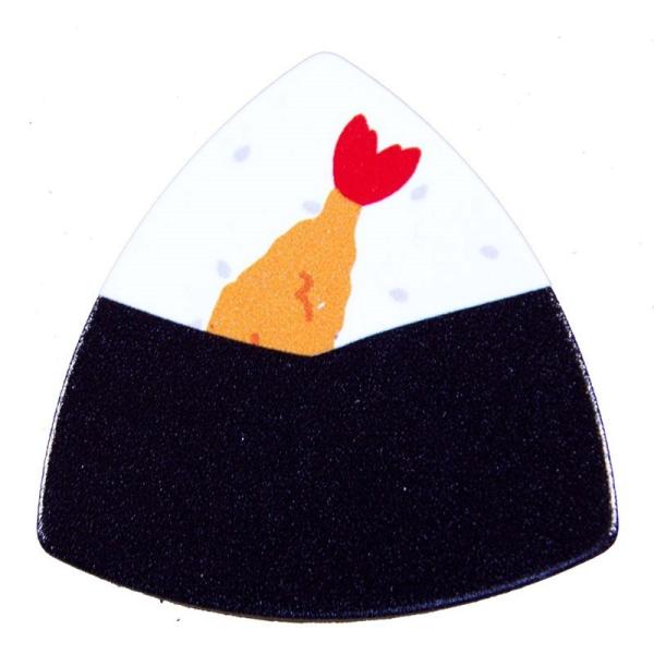 Daikingオリジナル！おなかが空きそうな天むすデザインの「オニギリ」型ピックです。材質：硬質塩ビ厚さ：0.8mm※ご注文は1枚単位にて承ります。イケベカテゴリ_楽器アクセサリ_ピック_Daiking Corporation_新品SW_D...