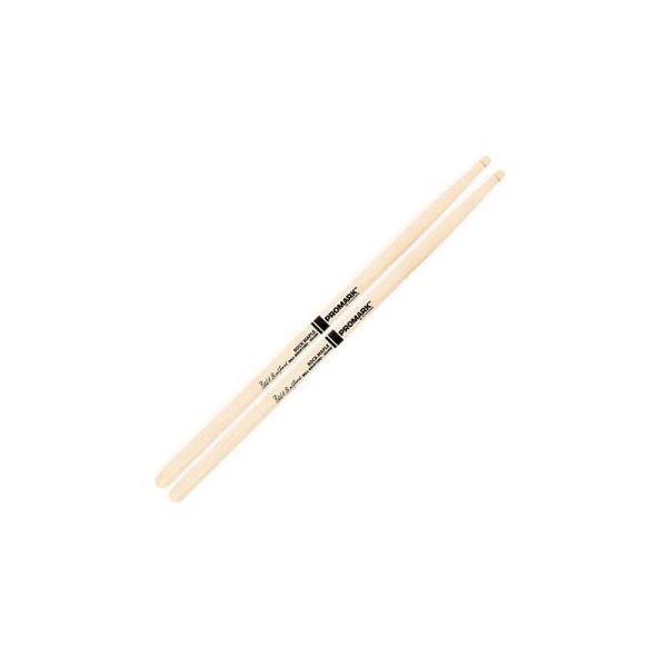 Maple SD4 Bill Bruford Wood Tip Drumstick径：13.5mm全長：403mm材質：Mapleチップ材質：Woodチップ形状：Barrel※ロゴデザイン等は予告無く変更される場合がございます。ご了承下さい...