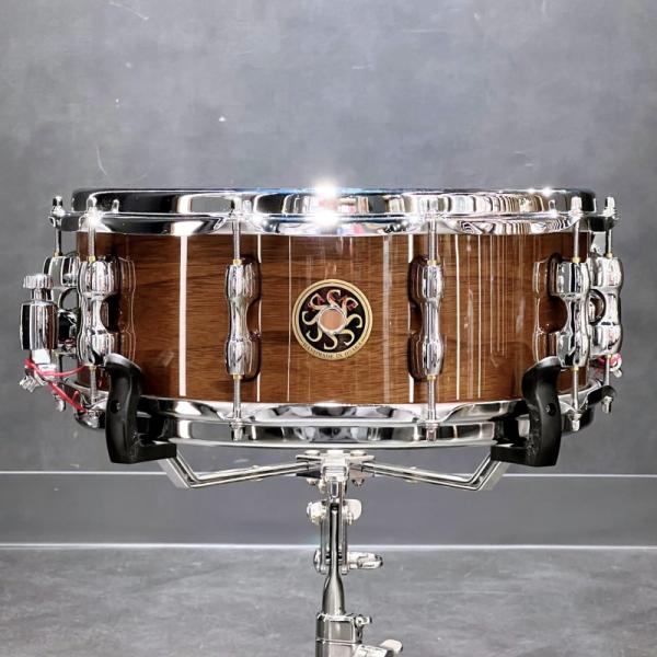 ＜Japan Custom Snare Drum＞JAPAN CUSTOM SNARE DRUMSは、これまでのあらゆるSAKAE製品を形作ってきた知識、綿密な調査と研究、そして、大阪のラボでこれらのスネアをハンドメイドする熟練の職人たちが...