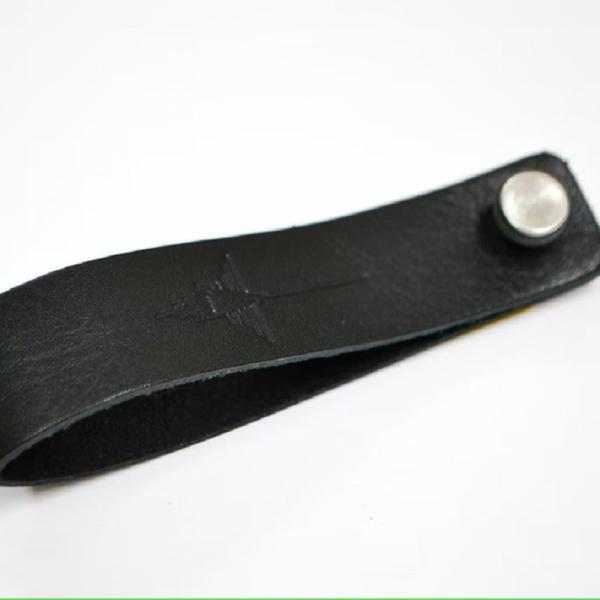 牛本革を採用したストラップループです。ネジ式ボタンによる装着の為、繰り返し着脱した際のループ本体やストラップへのダメージを軽減します。※振動により緩む恐れがあります。使用前と演奏後に緩みが無いかをチェックし安全をご確認ください。イケベカテゴ...