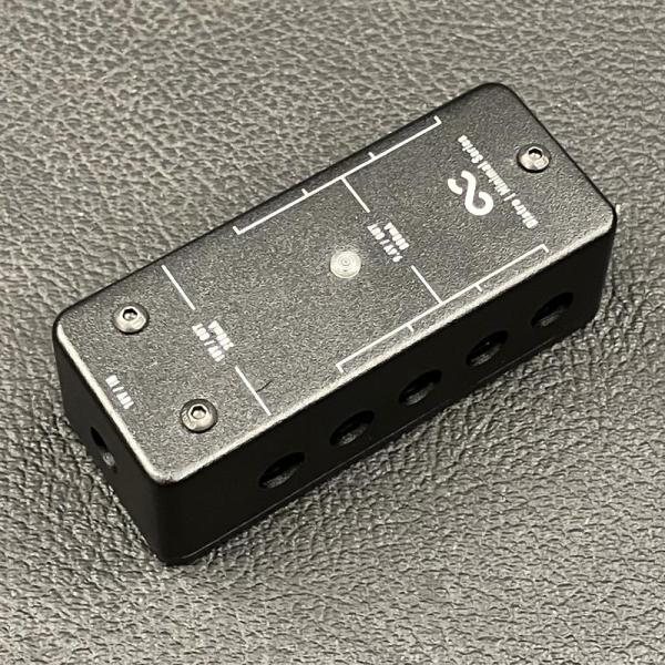 One Controlの小型パワーサプライ「Distro Minimal All In One Pack」の美品中古が入荷しました。8つのセンターマイナスDC9.6V端子と2つのセンターマイナスDC18V端子を装備。最大10台までのエフェク...