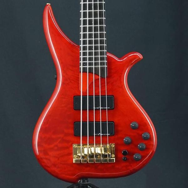 豪華なキルトメイプルをトップに採用したTWB5弦モデルが中古で入荷！本機は上品で美しいキルトメイプル材をボディトップに使用。単に木目の美しさだけでなく、材が持つ明瞭で切れの良い特性とバック材のアルダーの持ち味を引き立て合い、濁りのないクリア...