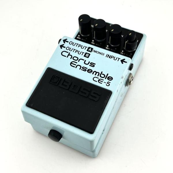 BOSSエフェクターの名機中の名機「CE-1」直系のコーラスペダルがこの「CE-5」。2バンドフィルターを搭載しており、音揺れの抑えたスッキリとしたコーラスから名機の「CE-1」ゆずりの温もりのあるオールドテイストなコーラスサウンドを作り出...