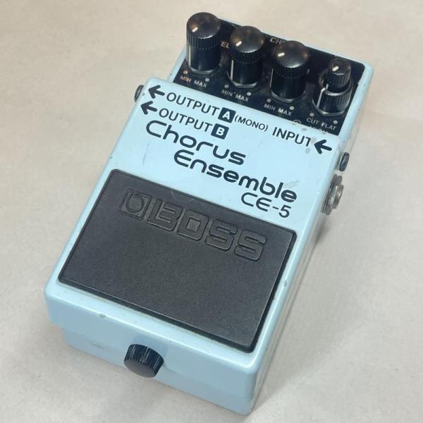 BOSSエフェクターの名機中の名機「CE-1」直系のコーラスペダルがこの「CE-5」。2バンドフィルターを搭載しており、音揺れの抑えたスッキリとしたコーラスから名機の「CE-1」ゆずりの温もりのあるオールドテイストなコーラスサウンドを作り出...