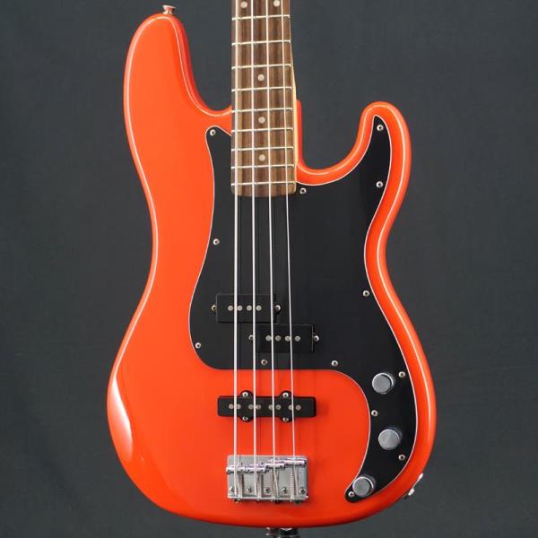Squier Affinity Series Precision Bass PJは、伝統的なFenderファミリーへの入り口として、伝説的なデザインと典型的なトーンを備えた、意欲的なベーシストのためのベースです。このPrecision Ba...