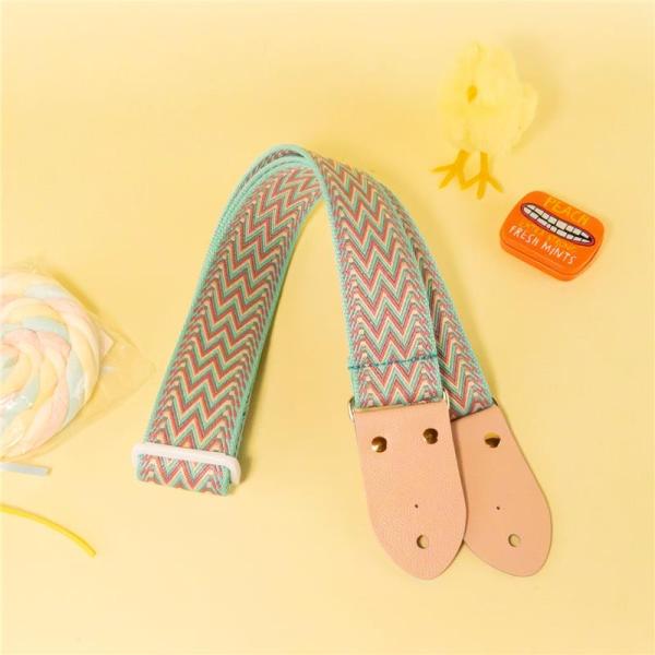 ■ デザインいつからか「笑う」という意味を持つようになった「w」の文字。SNSの語尾に付けて冷笑的に使われることもありますが、それならいっそ、ストラップにずらりと並べて、のっけから笑顔で演奏しちゃいませんか？様々なカラーの賑やかな「W」が縦...