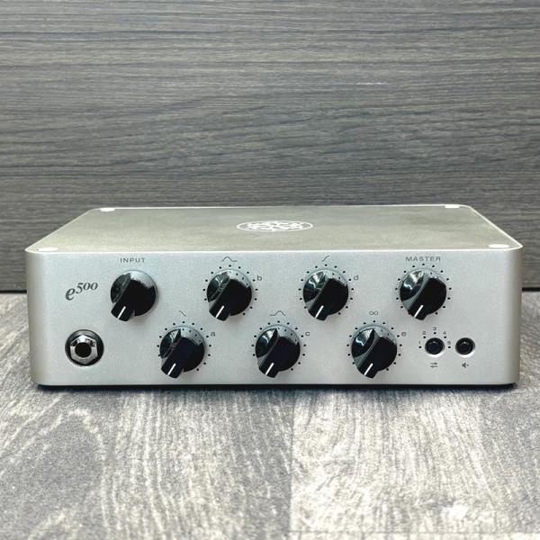 専用アプリで様々なエフェクトを組み合わせることが出来るクリーンチャンネルのみのDarkglassベースアンプヘッドExponent 500は、Darkglass Suiteとのコンビネーションで一度接続すればマルチエフェクトになり、ベーシス...