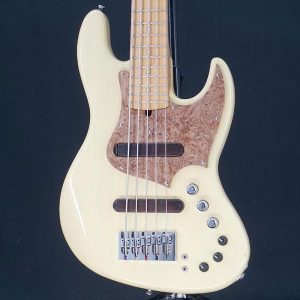 優れた仕上がりとサウンドクオリティに定評のあるXotic（エキゾチック）5弦JBモデルの中古品が入荷しました！ヴィンテージ・ジャズベースの弾き心地にアクティブ仕様で多彩なサウンドを備えた、アッシュボディ・メイプル指板の人気モデルです。高品質...