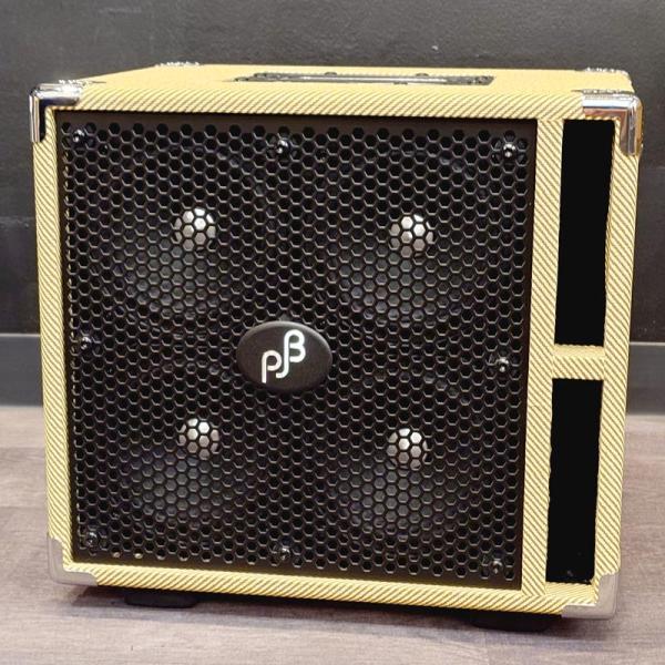Phil Jones Bassが放つ小型キャビネット！「Briefcase」、「Bass CUB」等、コンパクトサイズながらフラットで立ち上がりの良いサウンドで人気の高いPJB（フィル・ジョーンズ）より、スピーカー・キャビネット「Compa...